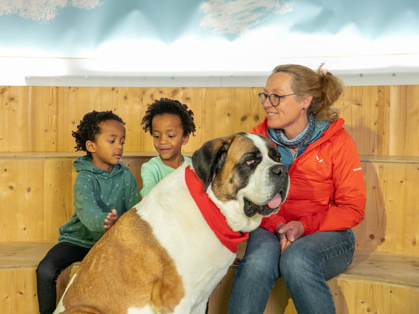 Ziva rencontre Alicia & Shana - Fondation Barry du Grand-Saint-Bernard